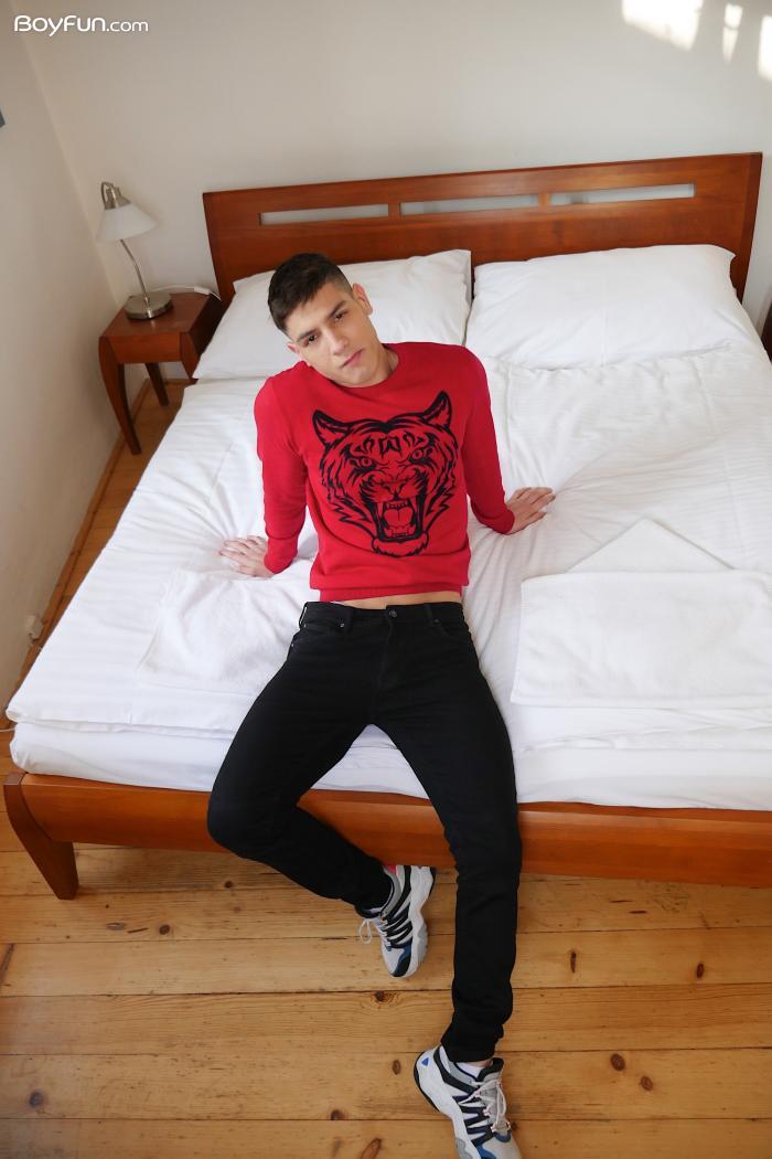 Bastian Karim Solo Photo 3