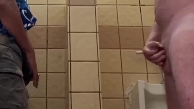 Coroa Faz A Limpa Nos Machos Do Banheiro Part 4