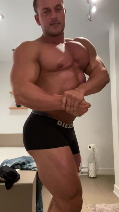 Bodybuilder Booty Flexing