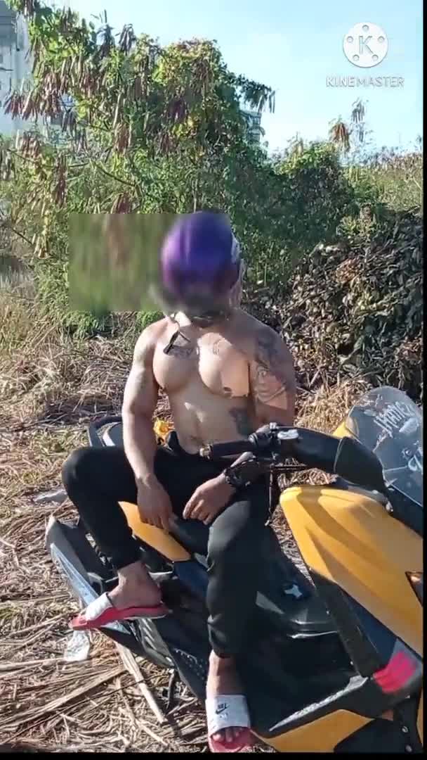 Filipino Hunk Jerks Out In Public