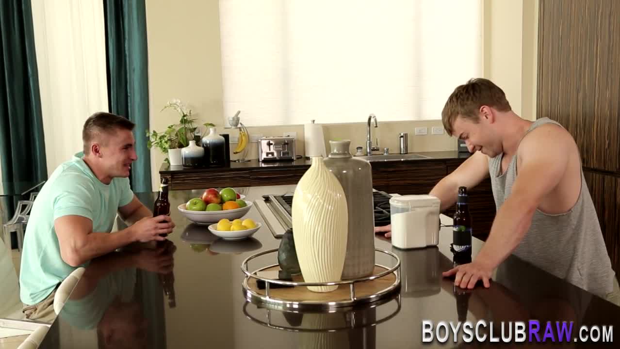 Muscly Guy Shoots Cum After Bareback