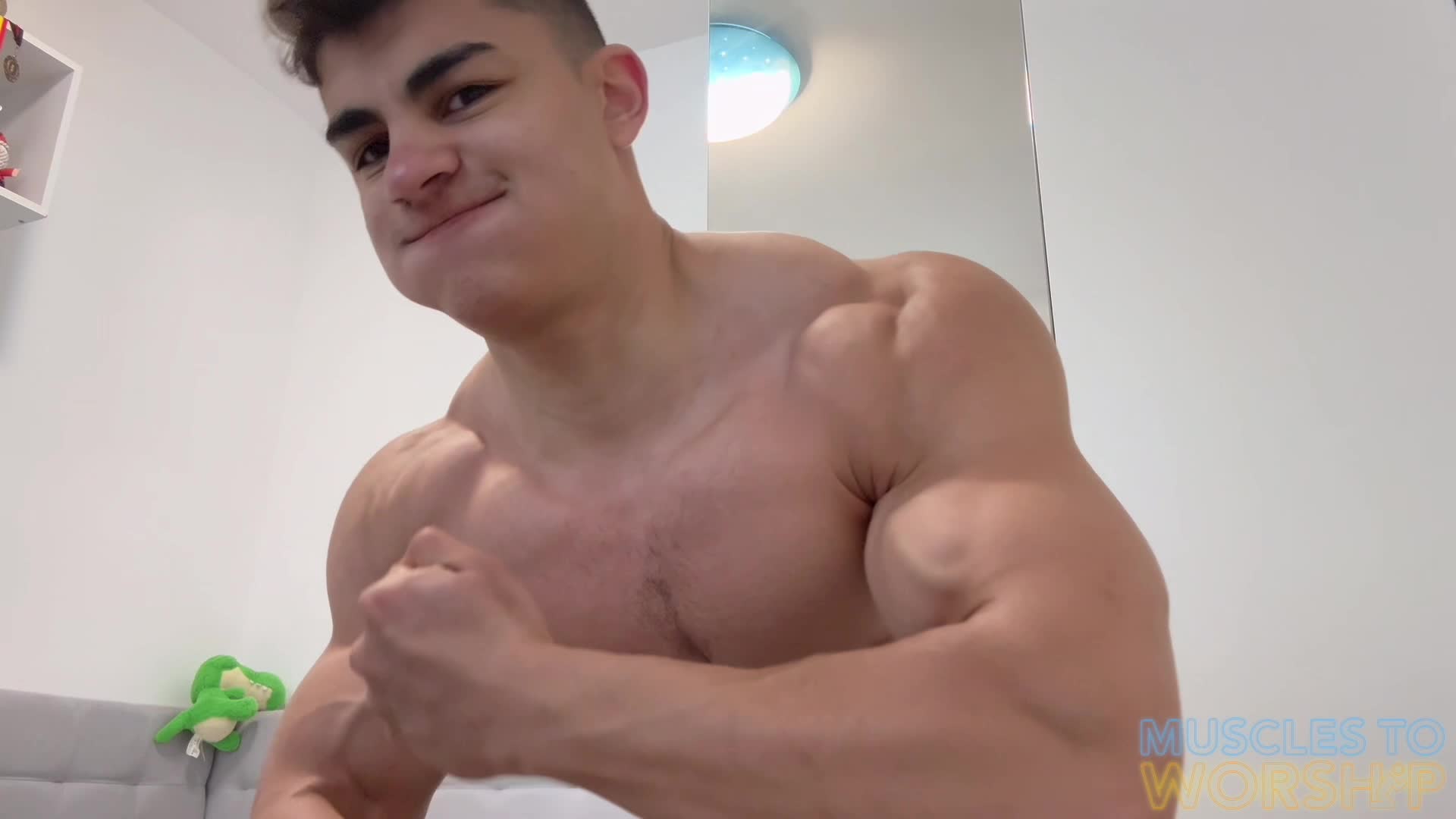 Nineteen Year Old Natural Bodybuilder Flex Show