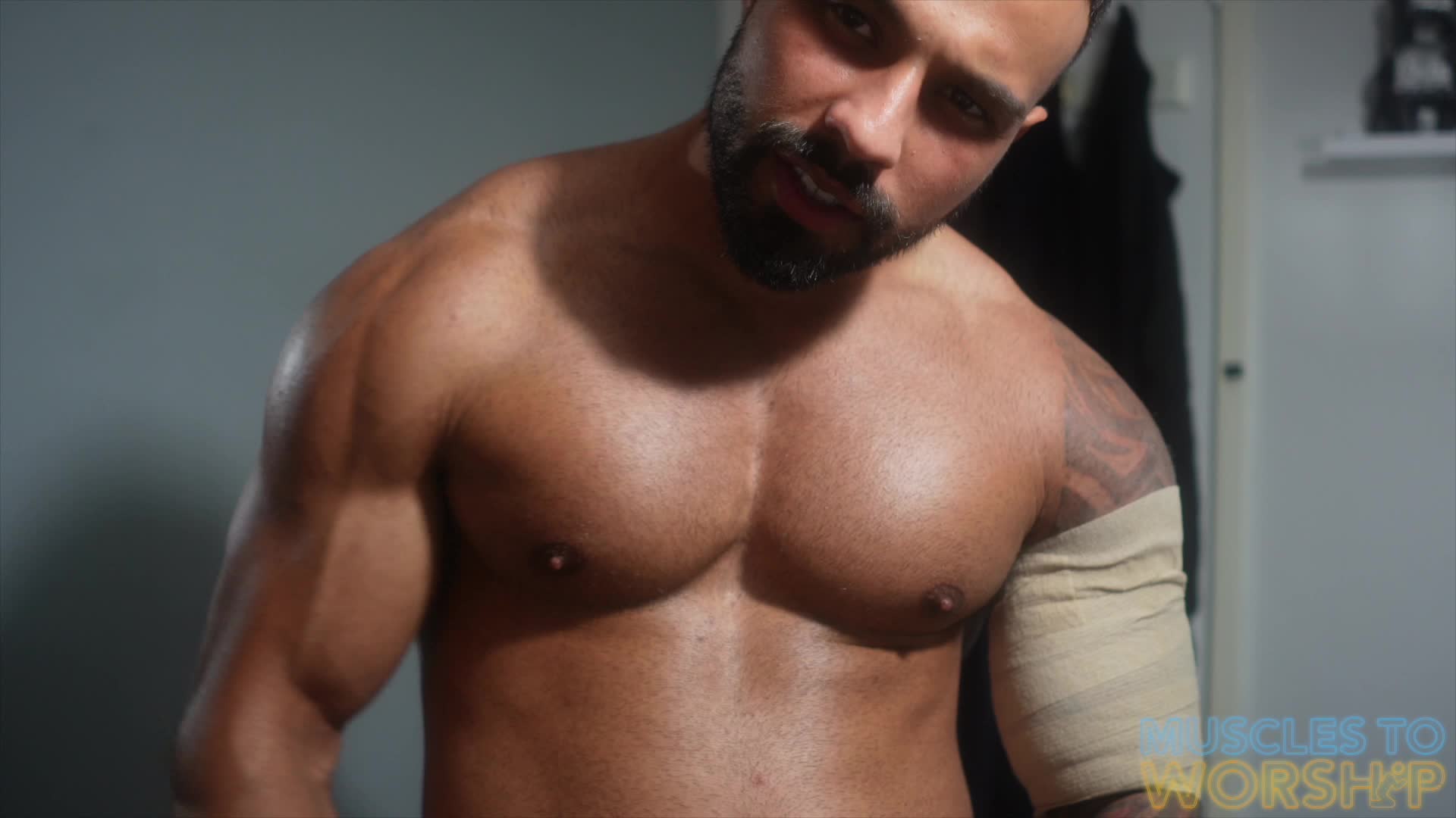 Big British Hunk Jerks His Juicy Alpha Cock