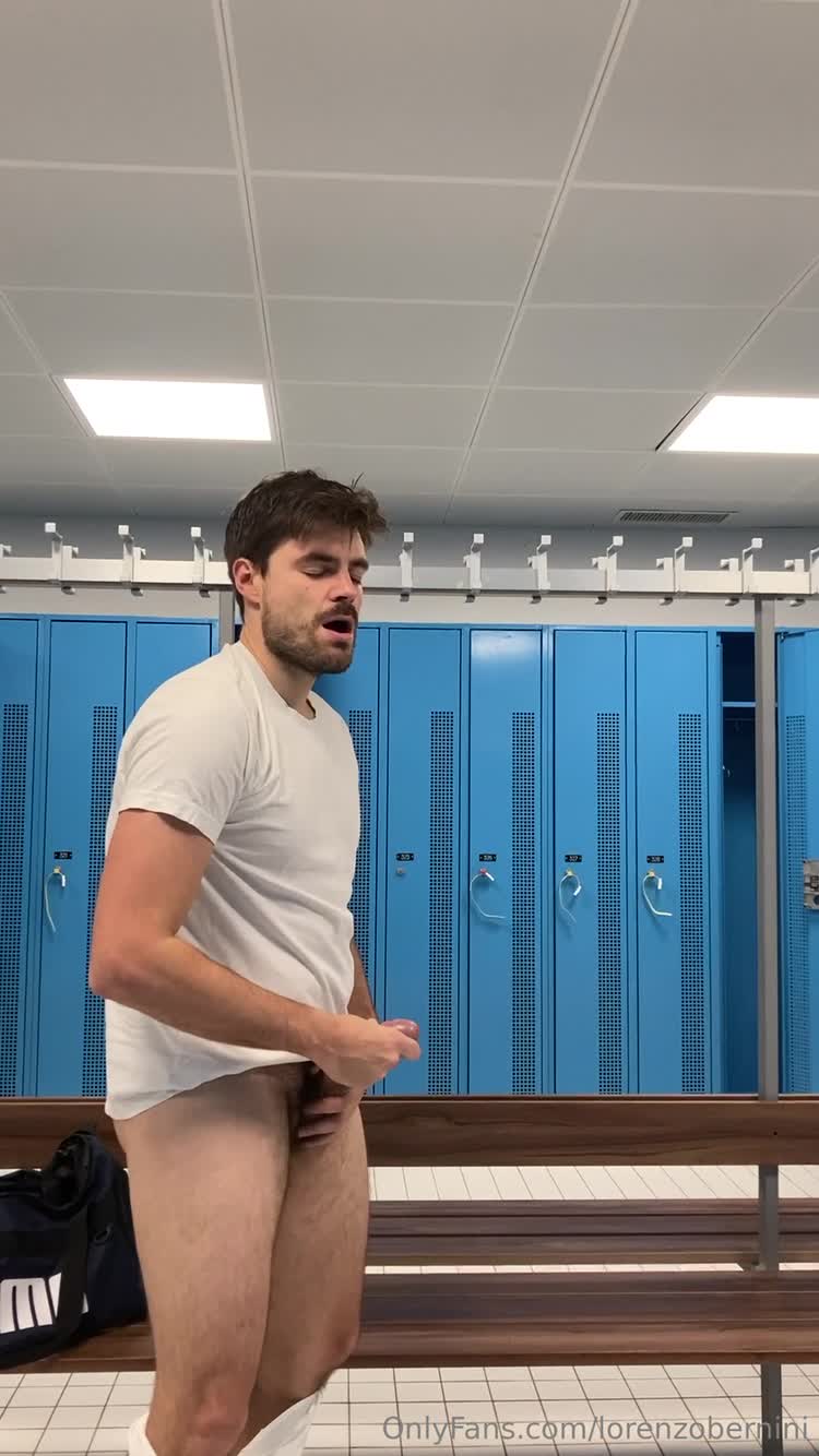 Public Locker Room Wank 3574